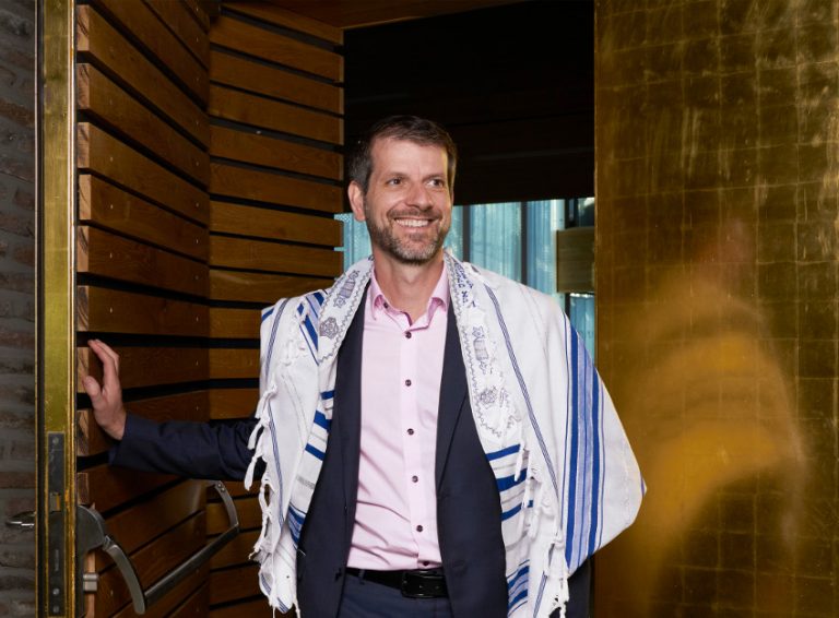 "De vraag naar het bestaan van God staat niet centraal" - gesprek met ...